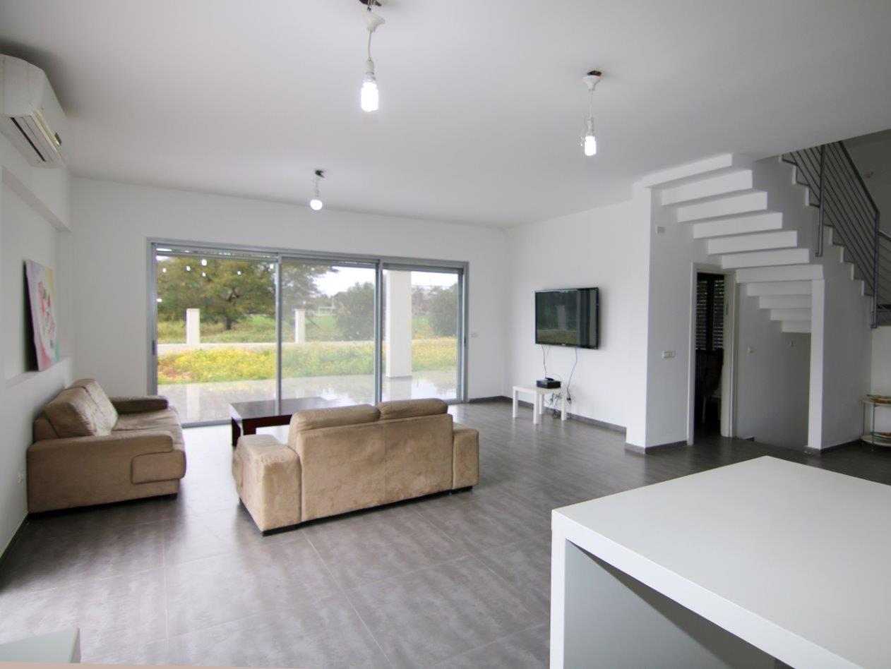 Villa in Moshav Magshimim