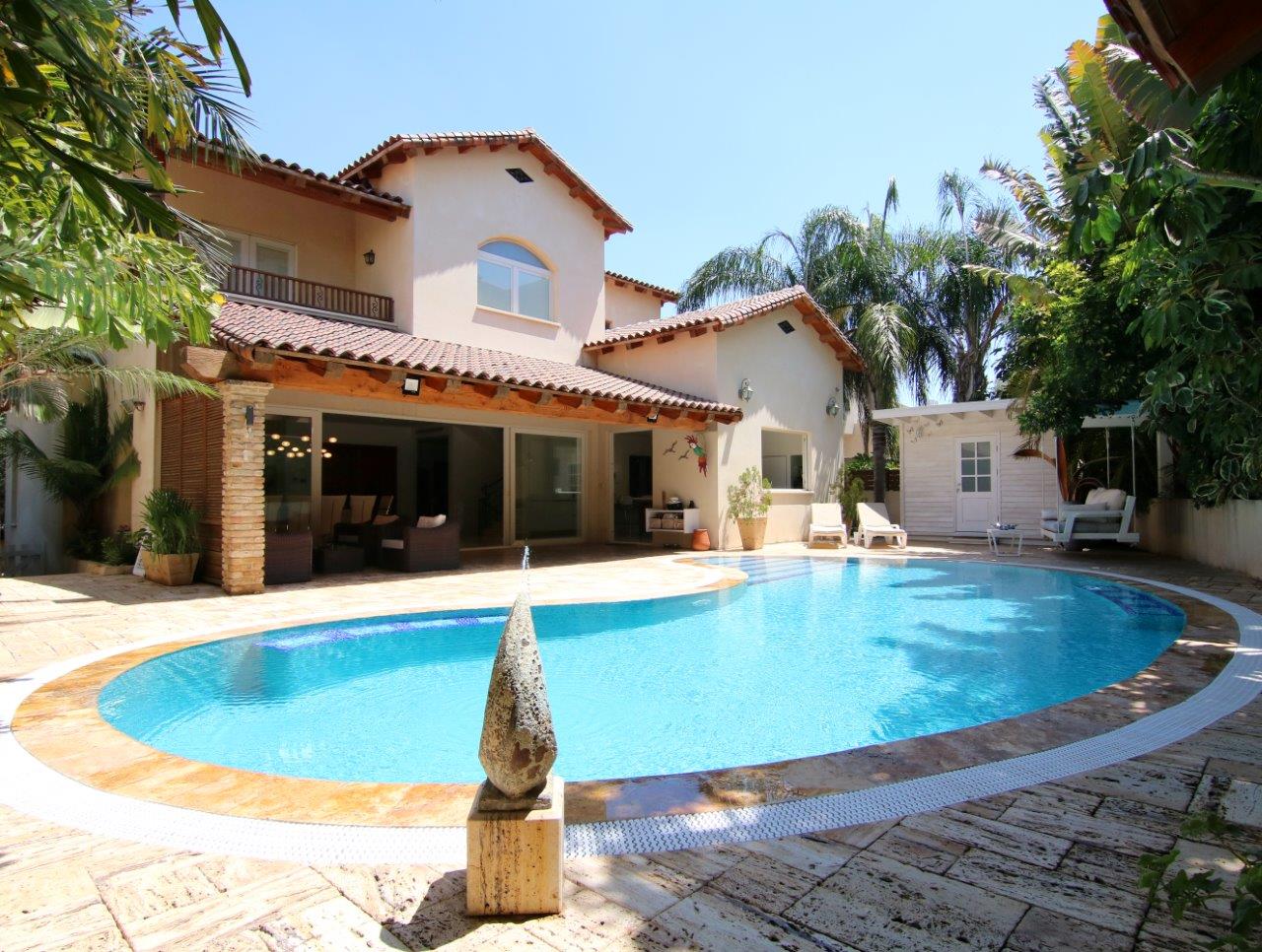 Villa for sale in Oranit